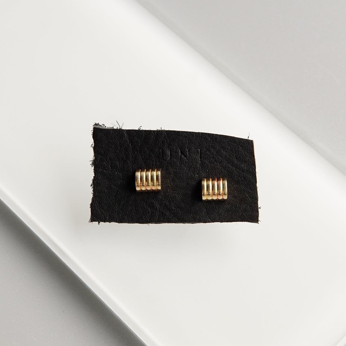 Uni: Line Stud Earrings – Mantel